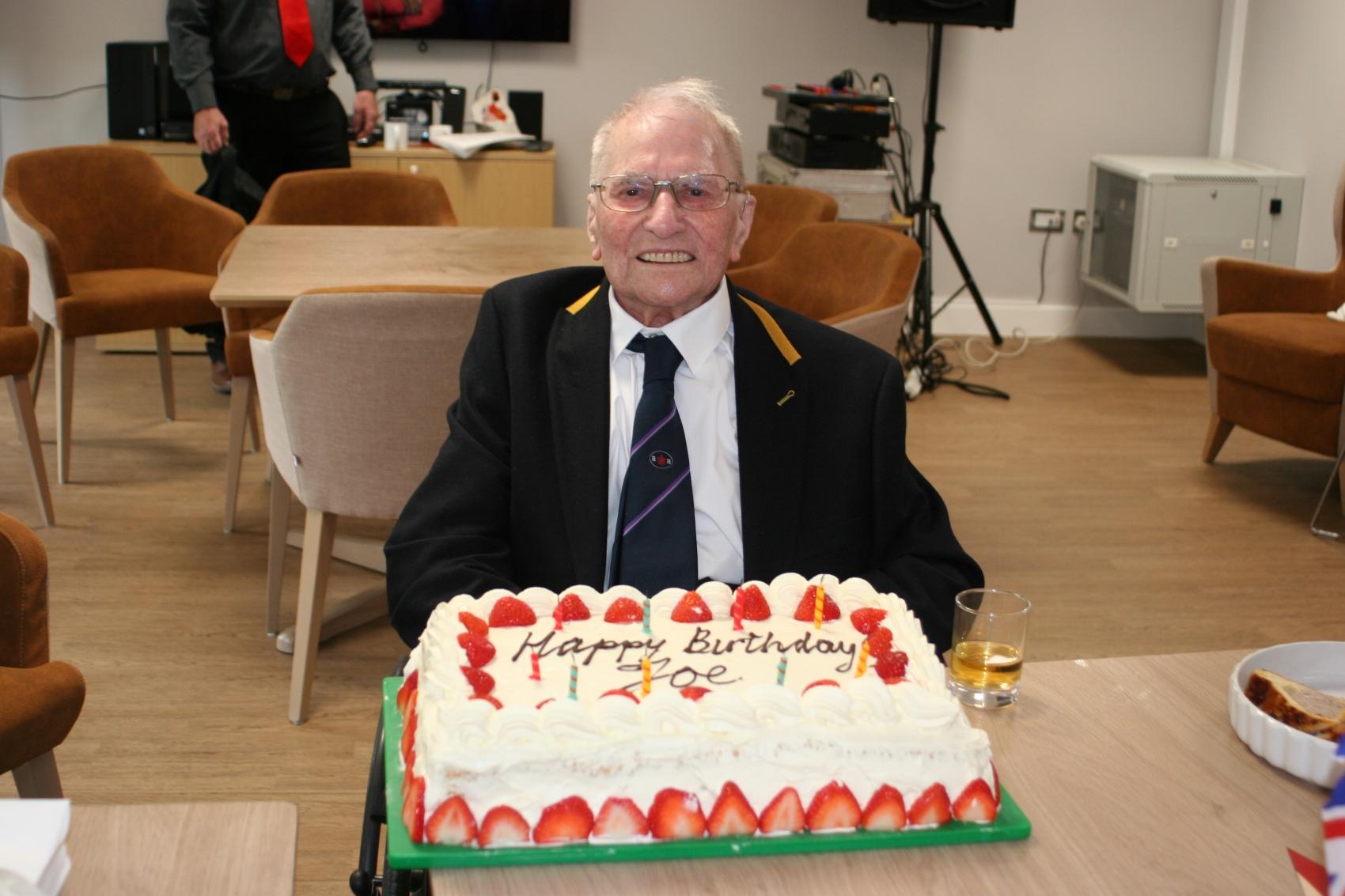 WW2 veteran gets over 400 cards for his 101st birthday | Salford Media